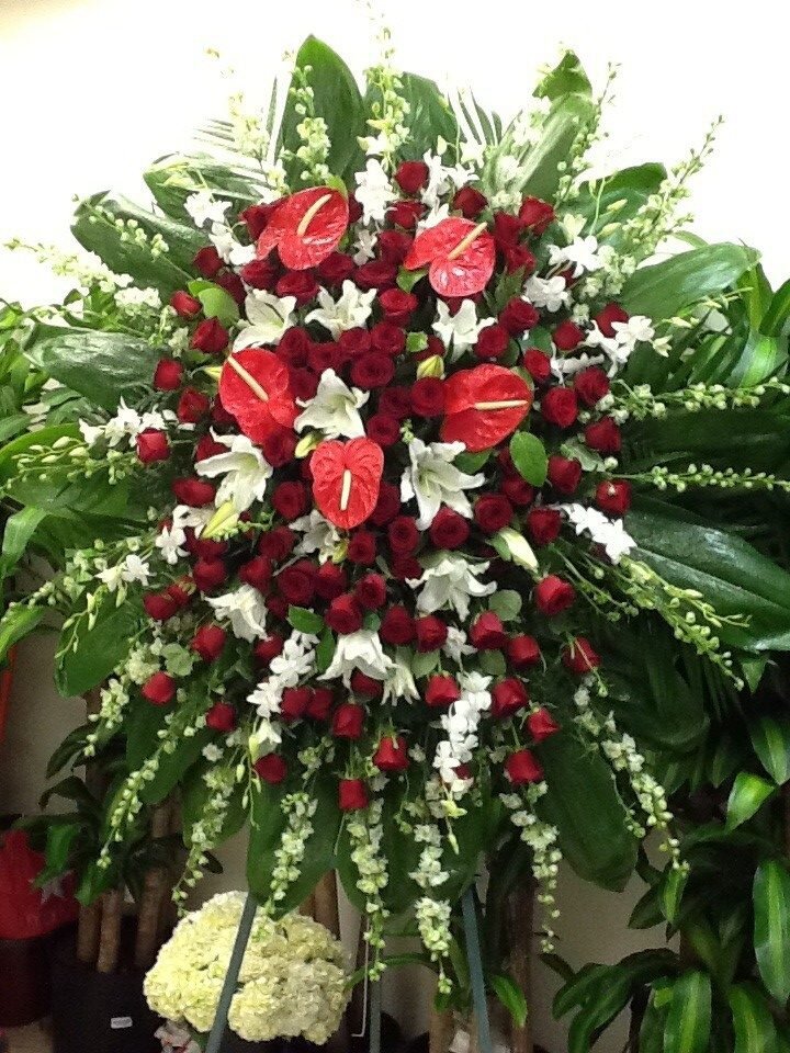 Standing Sprays – OC Boulevard Florist